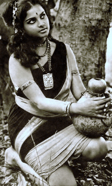 rekha_by_jp_singhal (385×640) – Bollywood Journalist